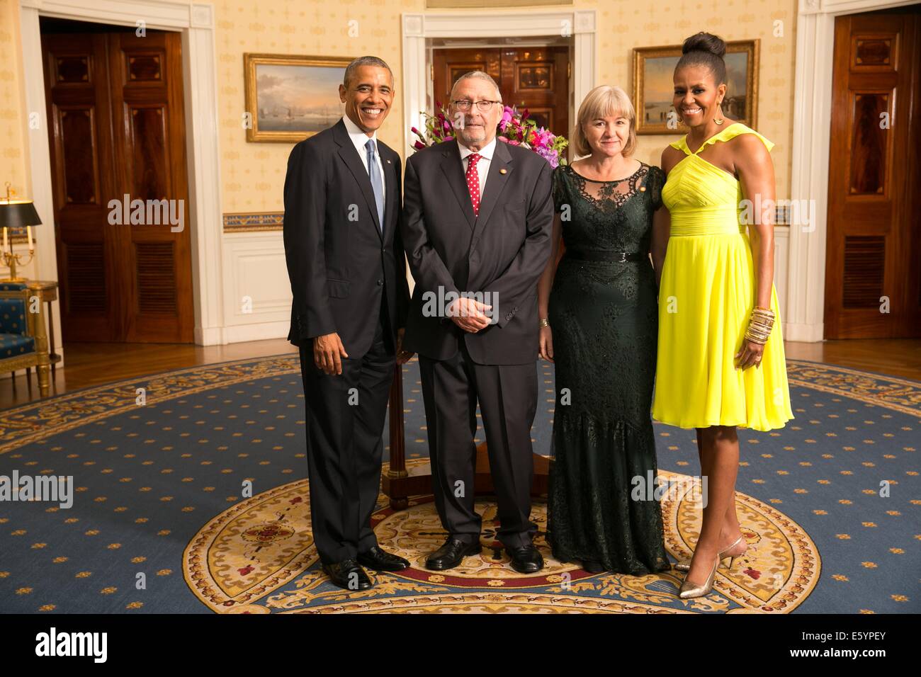 US President Barack Obama and First Lady Michelle Obama pose with Dr ...