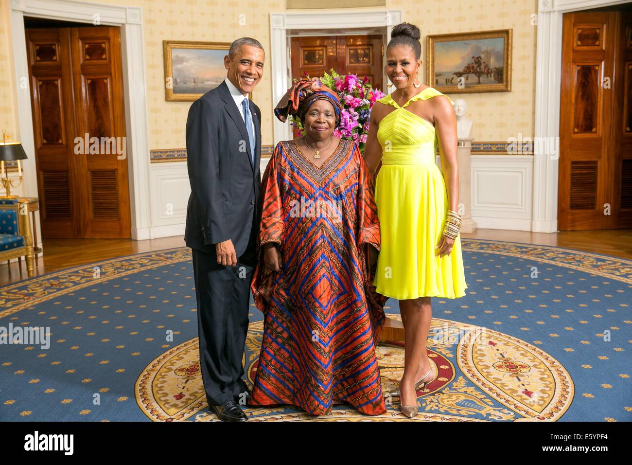 US President Barack Obama and First Lady Michelle Obama pose with Dr ...