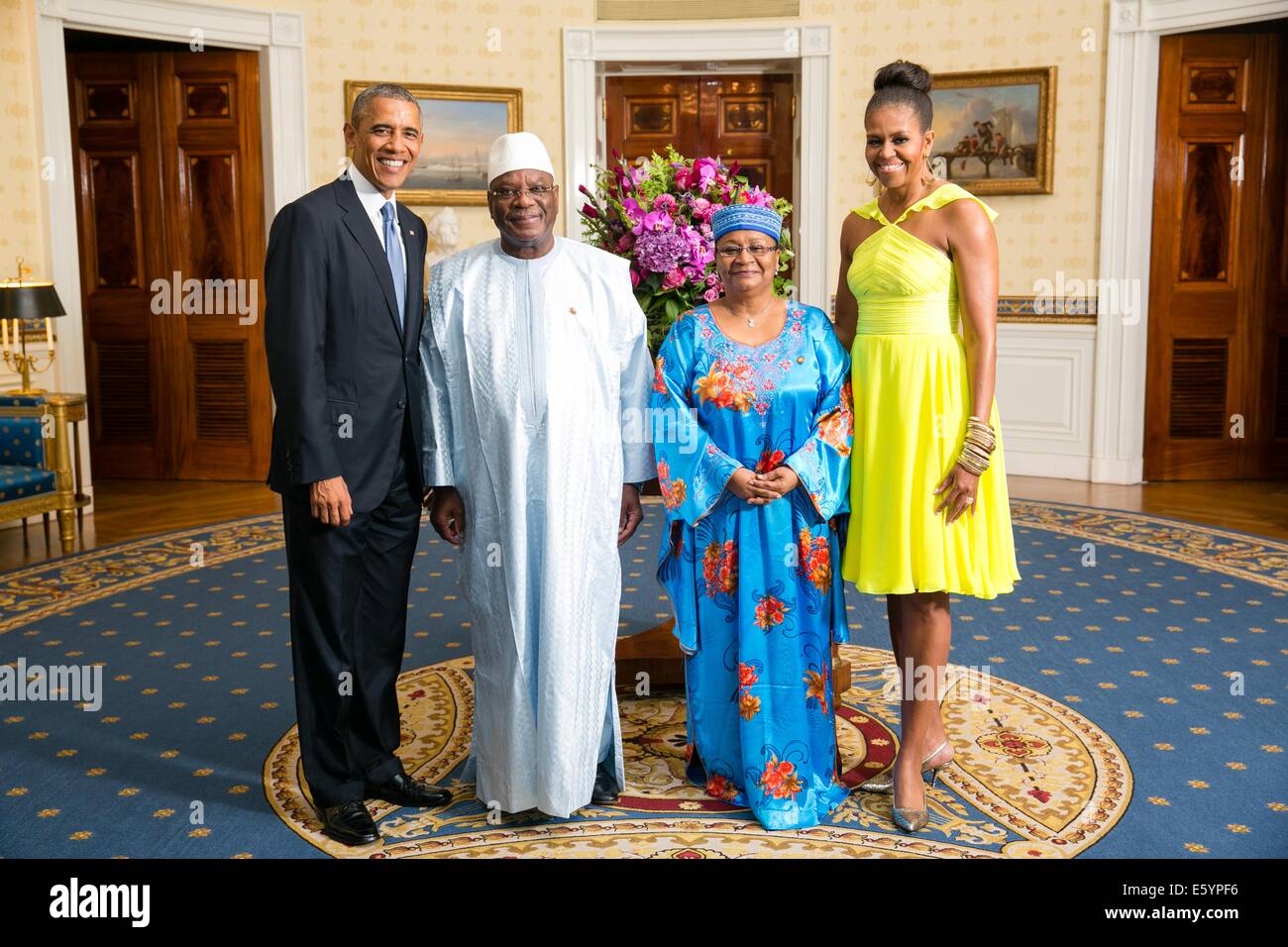 US President Barack Obama and First Lady Michelle Obama pose with ...