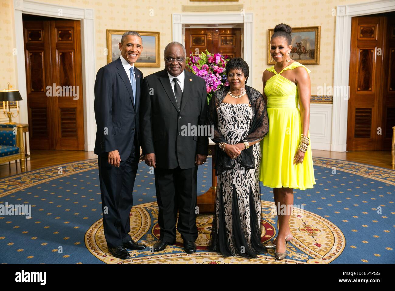 US President Barack Obama and First Lady Michelle Obama pose with ...
