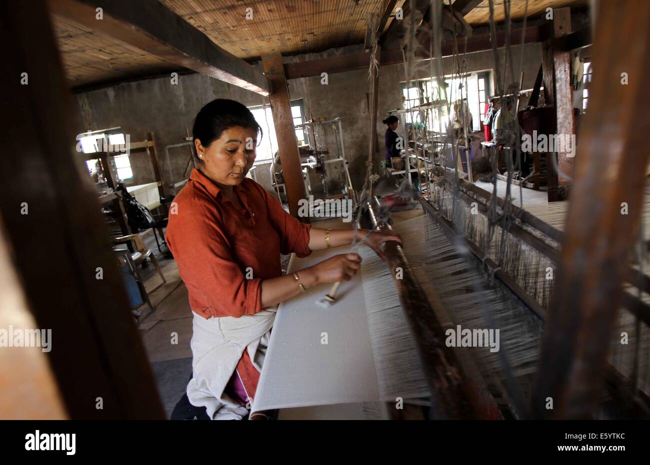 (140809) -- SRINAGAR, Aug. 9, 2014 (Xinhua) -- Ladakhi women weave ...