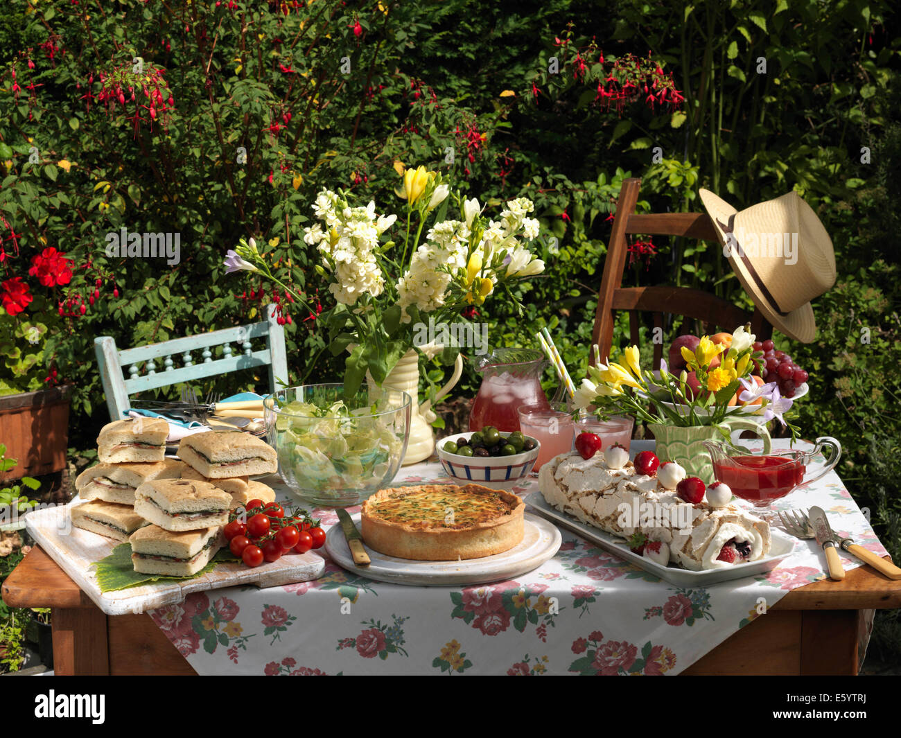Summer lunch garden hi-res stock photography and images - Alamy