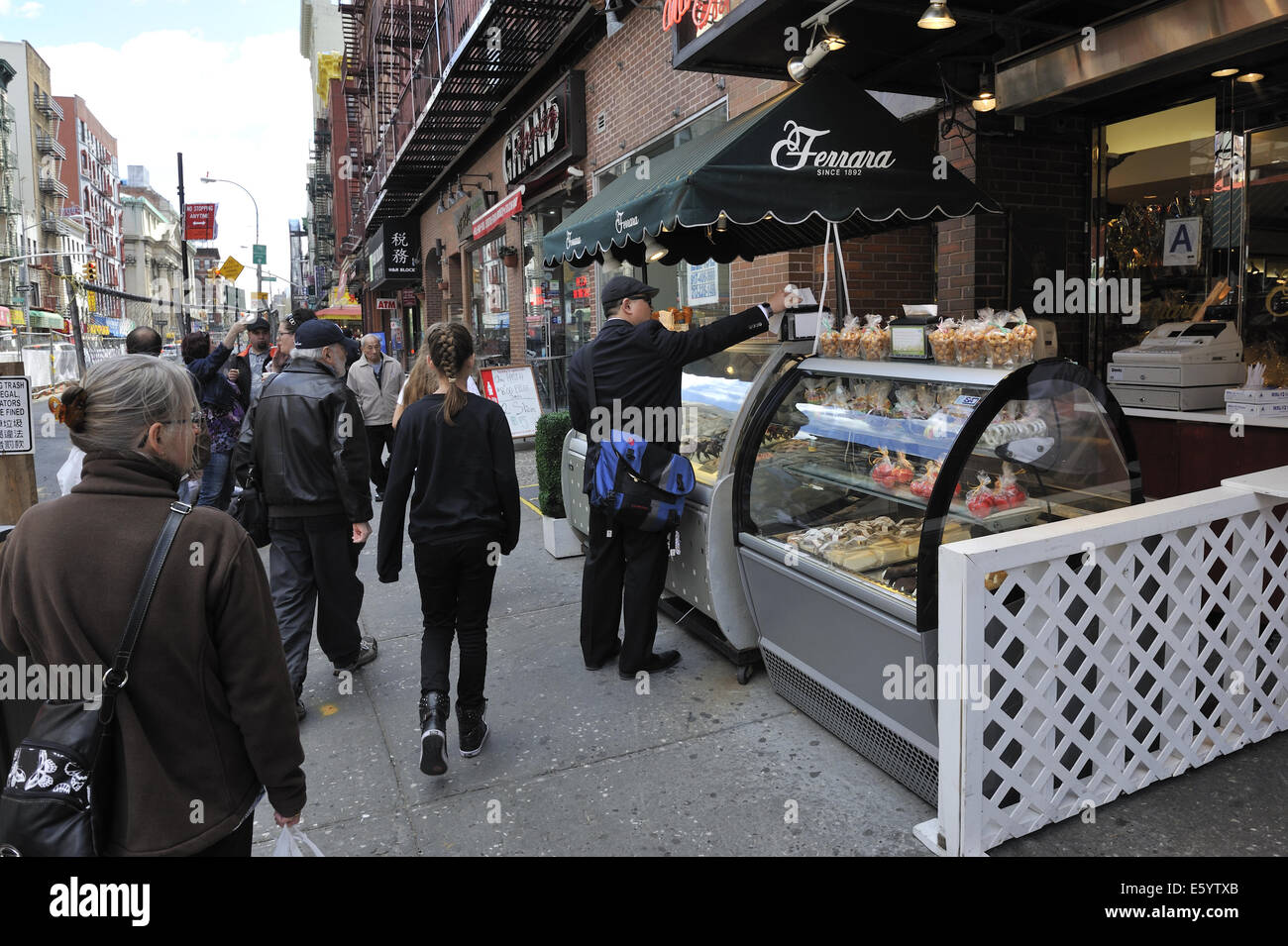 Deli counters hi-res stock photography and images - Alamy
