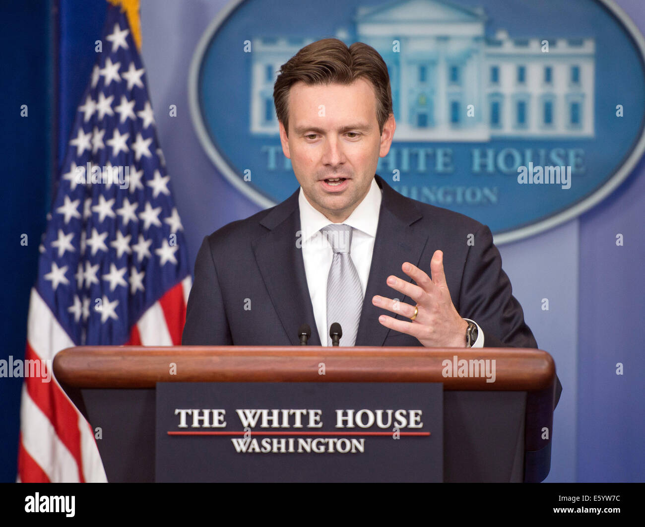 White House Press Secretary Josh Earnest conducts the daily briefing in ...