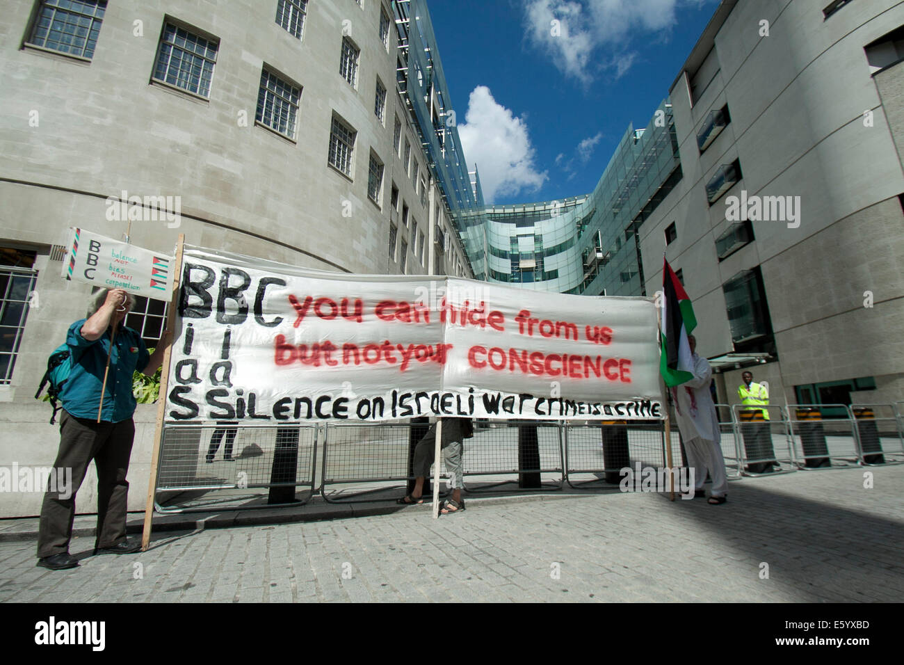 London, UK. 9th August, 2014. Protesters unfurl a banner outside the ...