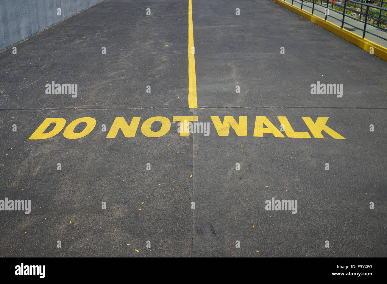 Sign saying "Do not walk Stock Photo - Alamy