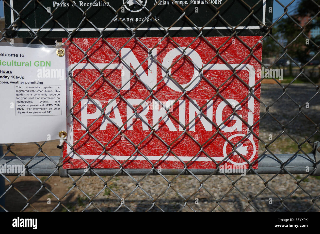 Red no parking sign hi-res stock photography and images - Alamy