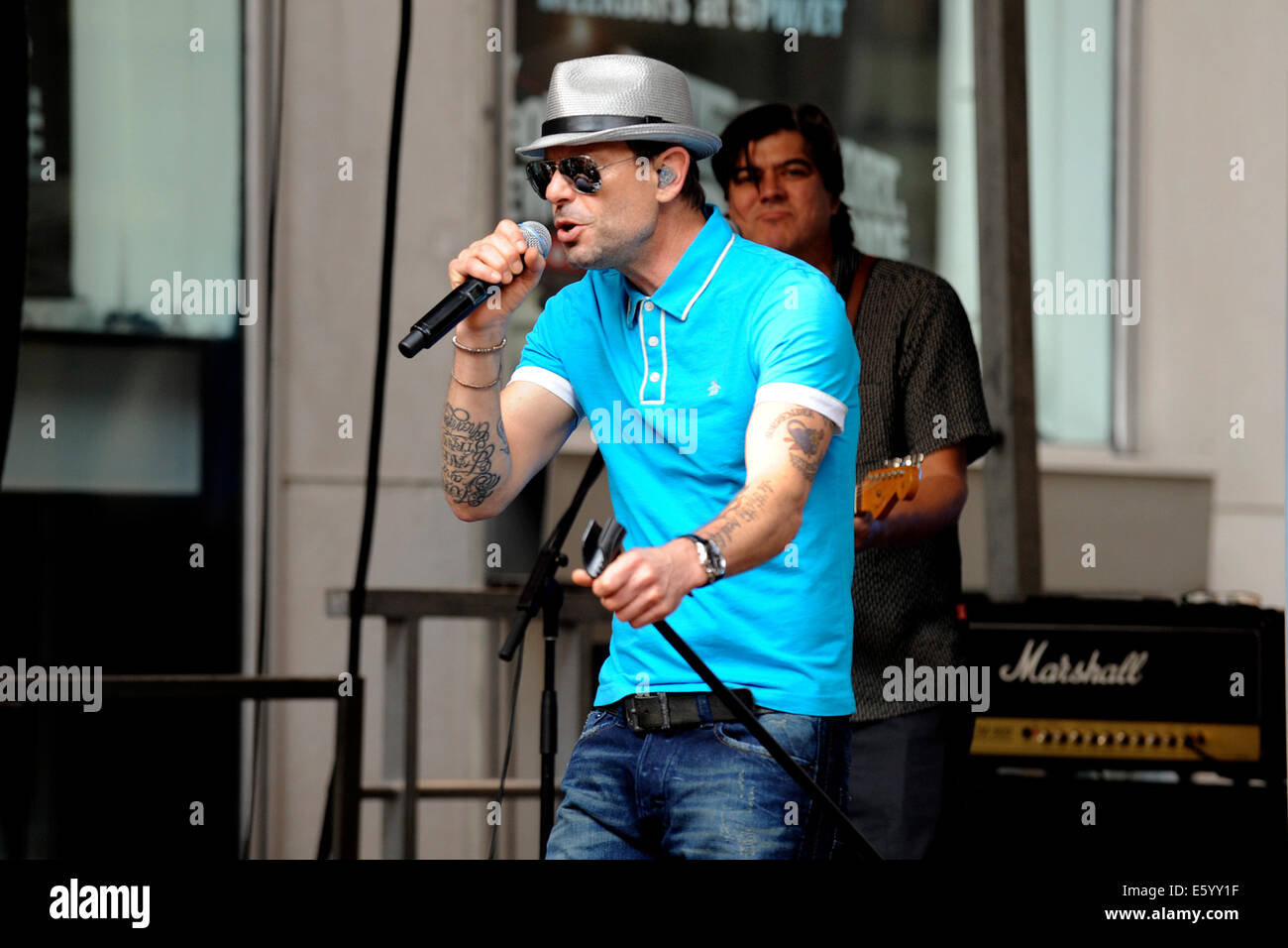 Gin Blossoms lead singer Robin Wilson and Jesse Valenzuela perform ...