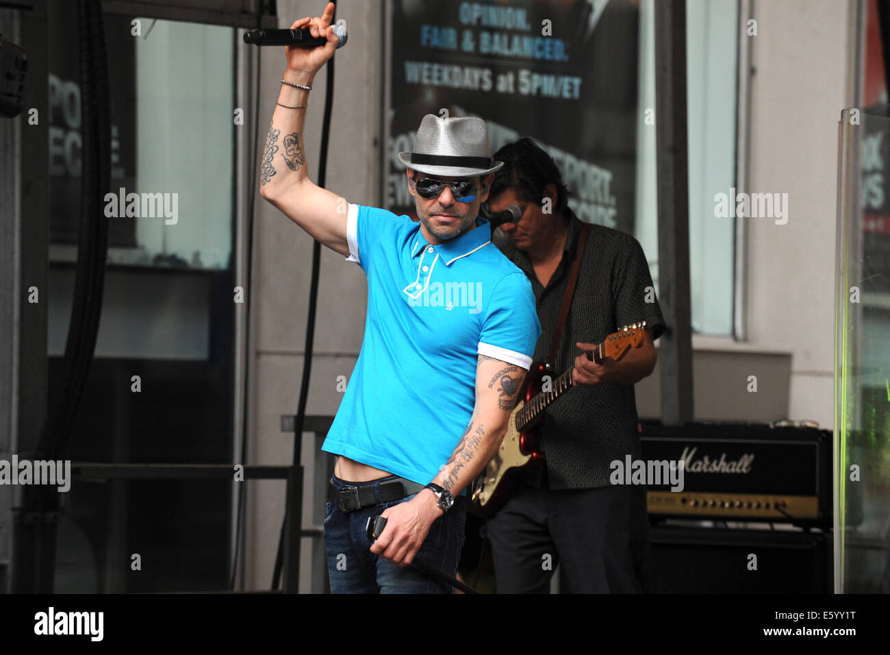 Gin Blossoms lead singer Robin Wilson and Jesse Valenzuela perform ...