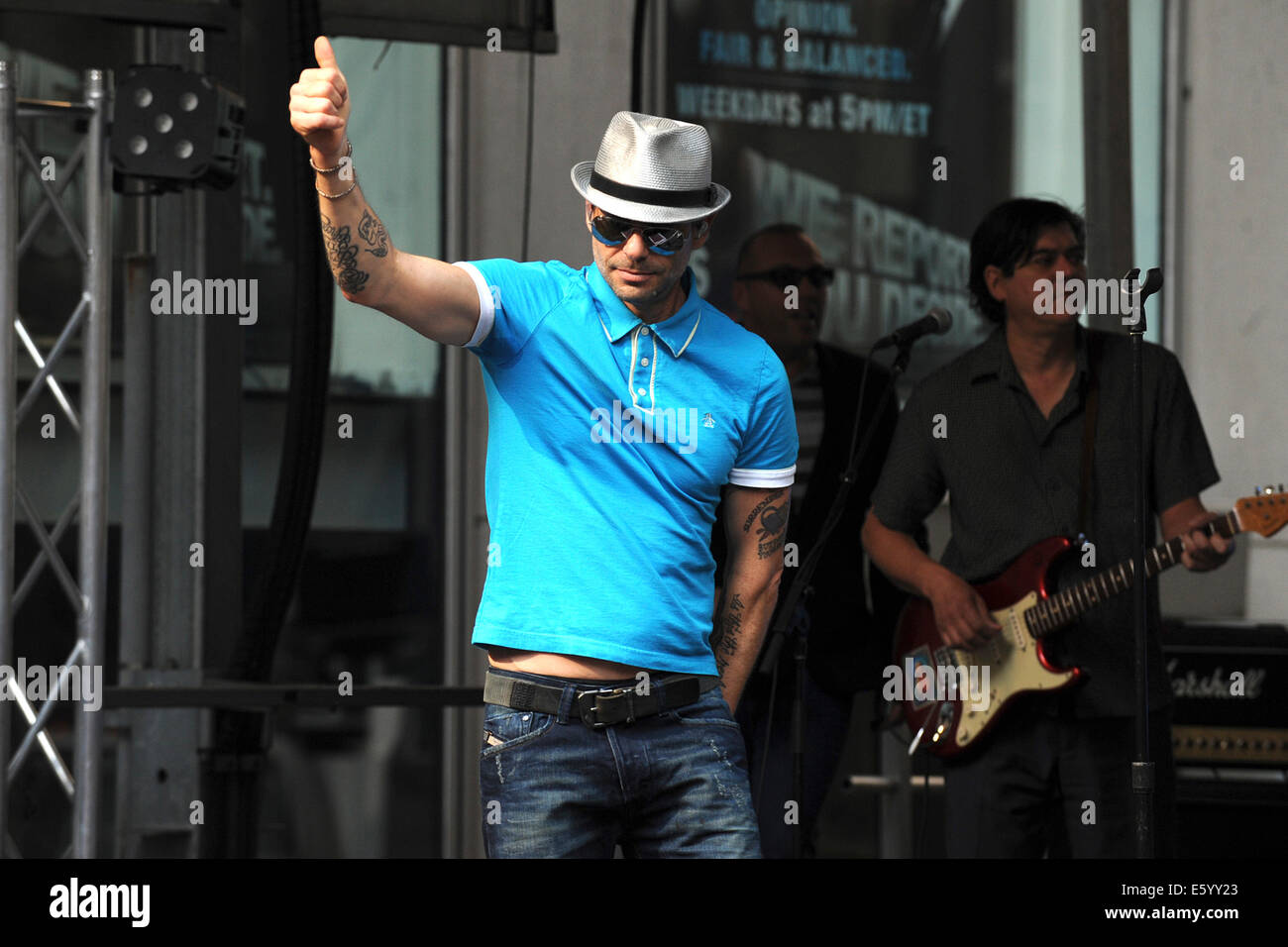 Gin Blossoms lead singer Robin Wilson and Jesse Valenzuela perform ...