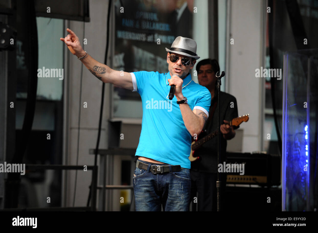 Gin Blossoms lead singer Robin Wilson and Jesse Valenzuela perform ...
