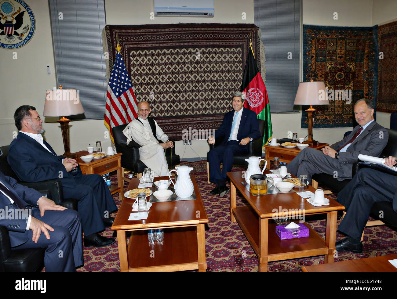 US Secretary of State John Kerry meets with Afghan presidential ...