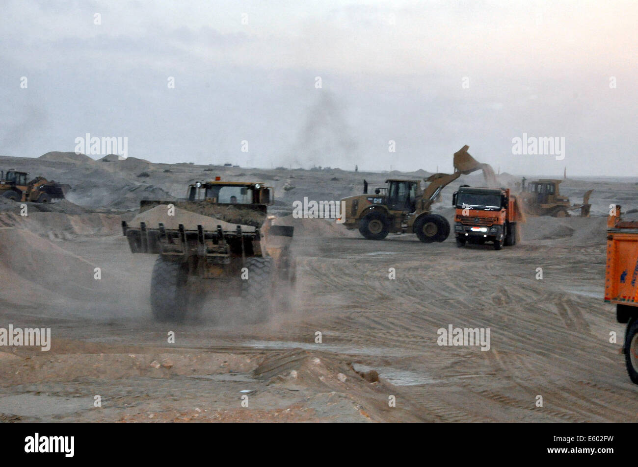 Construction of the suez canal hi-res stock photography and images - Alamy