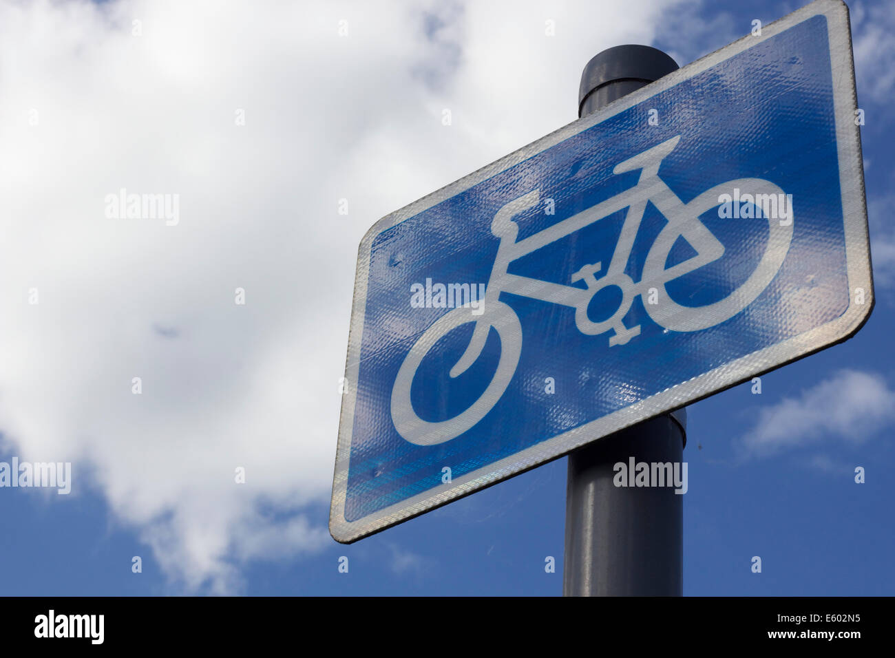 Cycle sign hi-res stock photography and images - Alamy