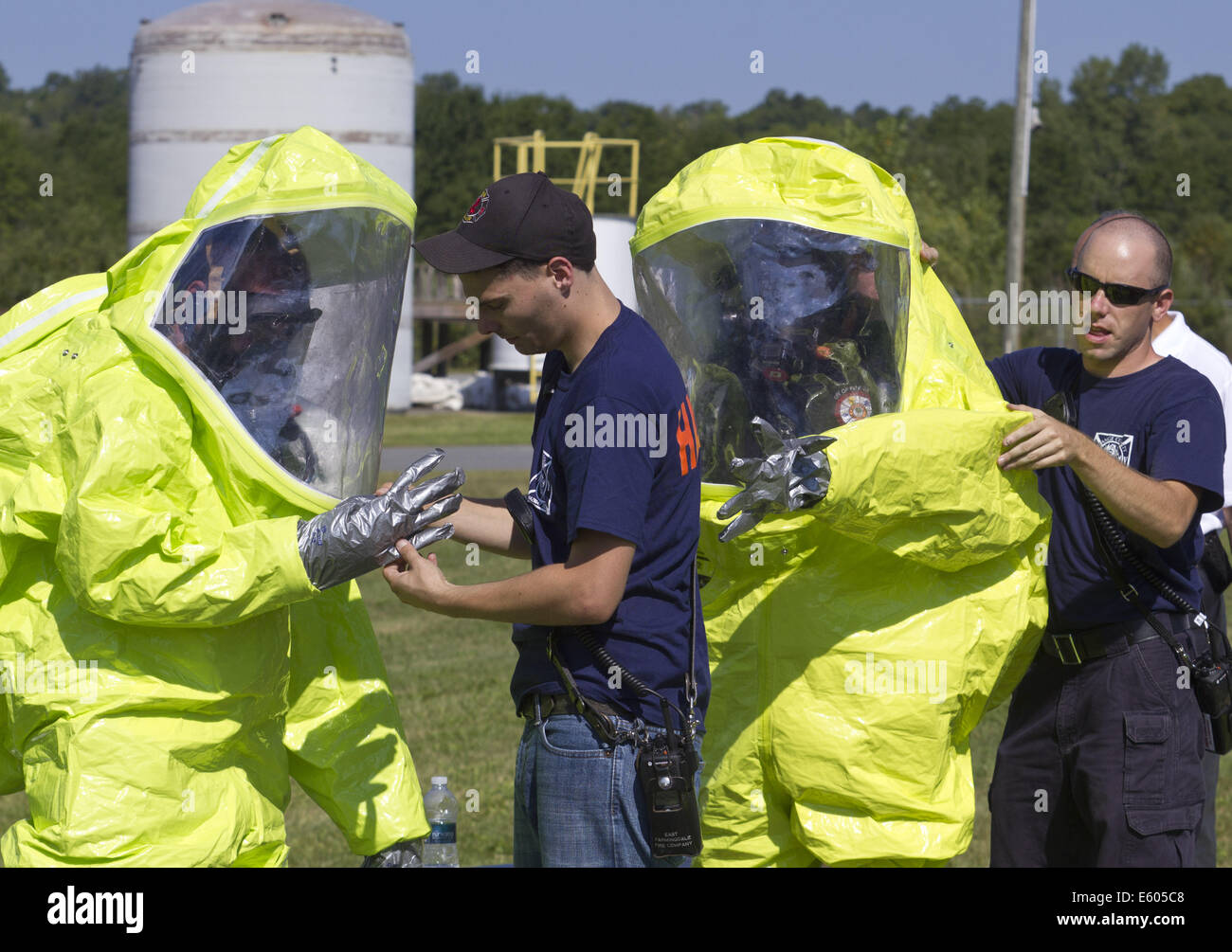 Hazmat suits hi-res stock photography and images - Alamy