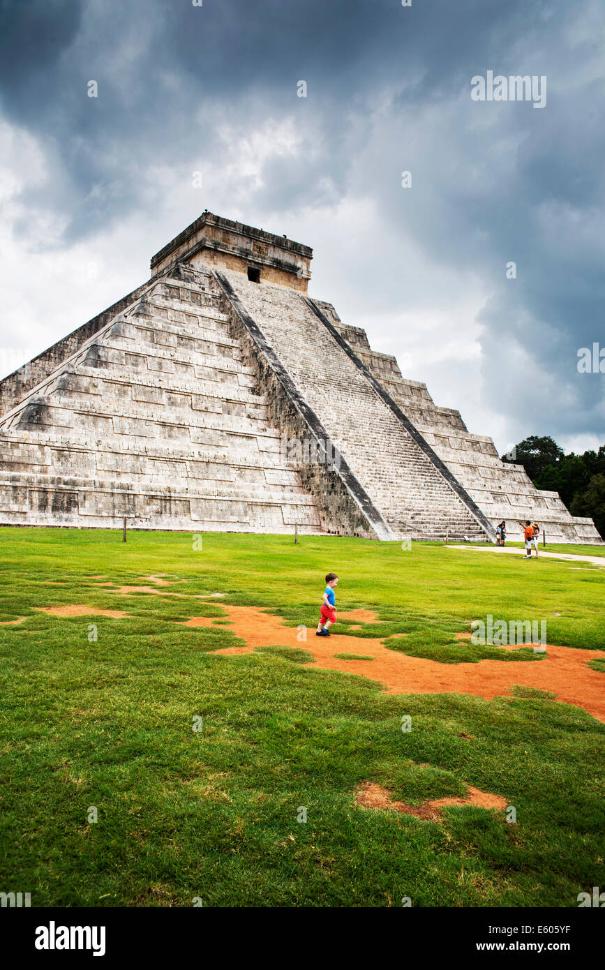 The big Chichen-itza pyramid in the Yucatan region Stock Photo - Alamy
