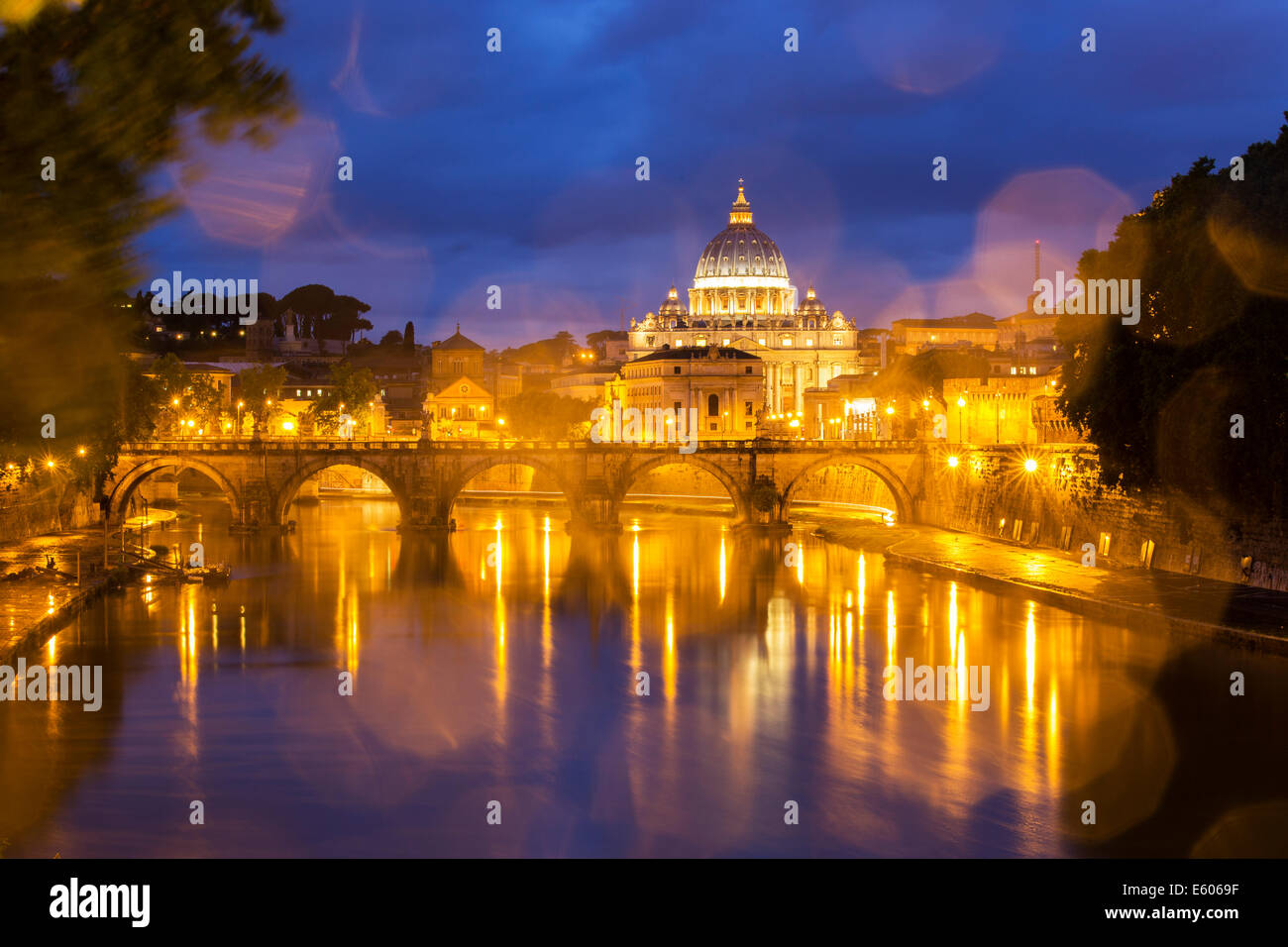 Vatican City with Saint Peter's Basilica at dusk Stock Photo - Alamy