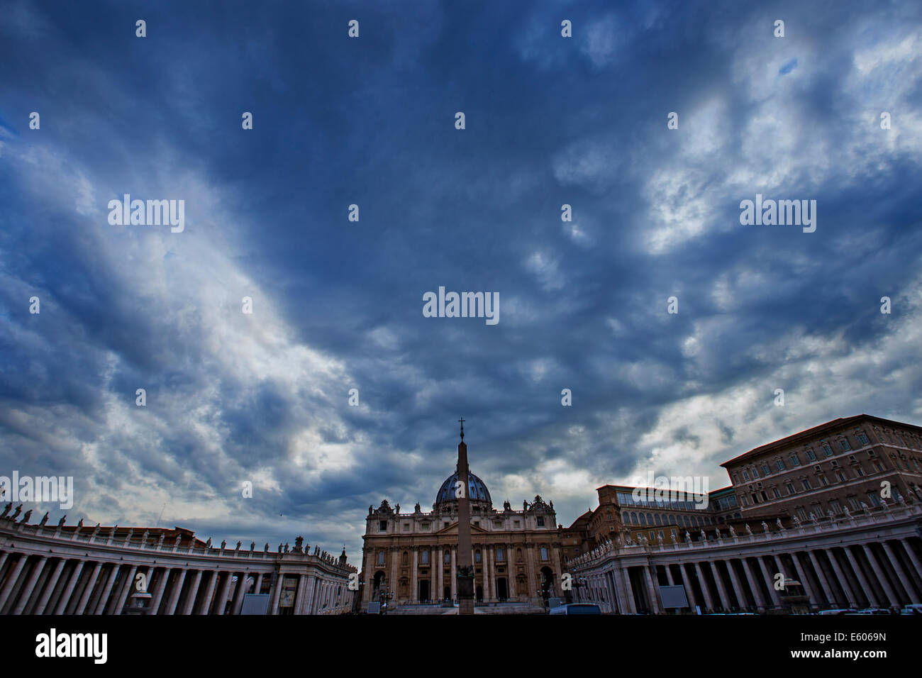 Vatican City with Saint Peter's Basilica at dusk Stock Photo - Alamy