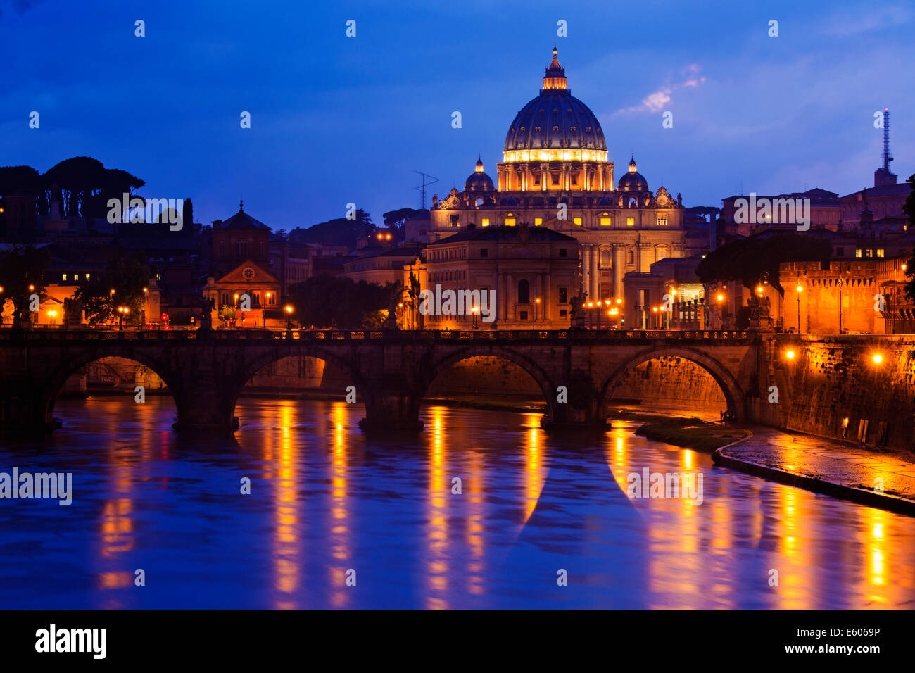 Vatican City with Saint Peter's Basilica at dusk Stock Photo - Alamy