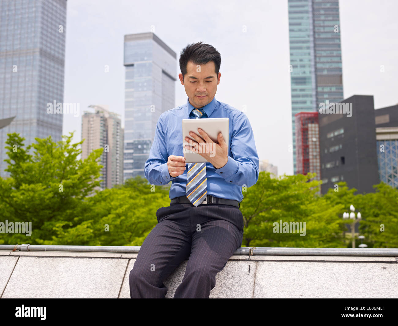 Businessman reading ipad hi-res stock photography and images - Alamy