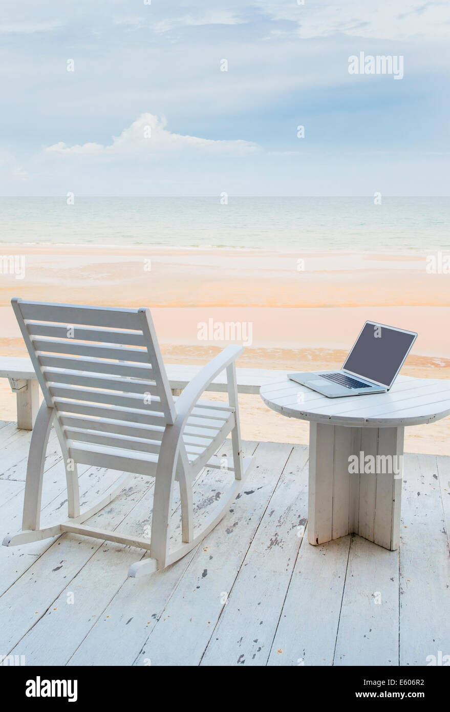 Laptop beach hi-res stock photography and images - Alamy