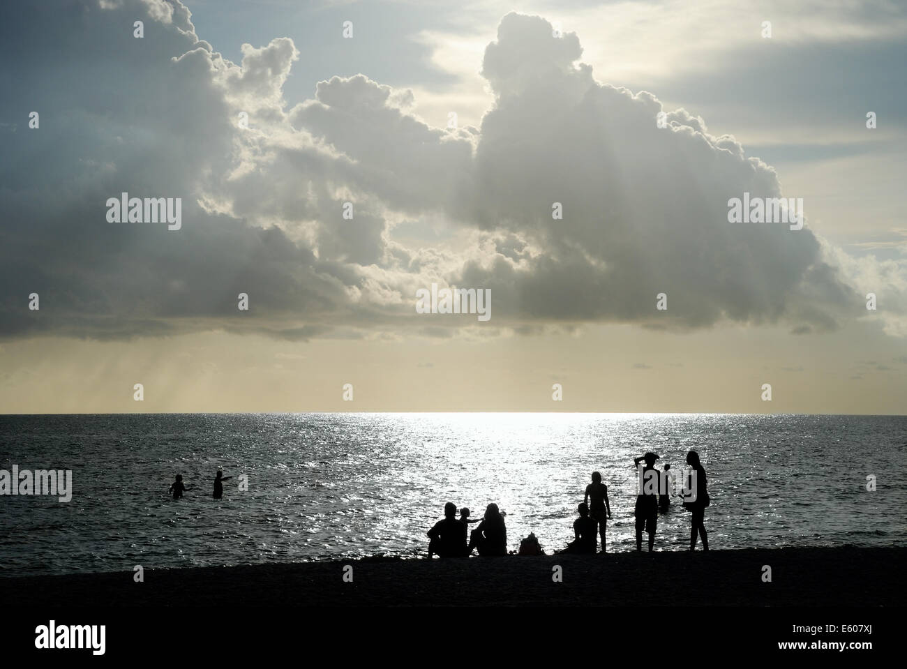 Family on beach looking out to sea hi-res stock photography and images ...