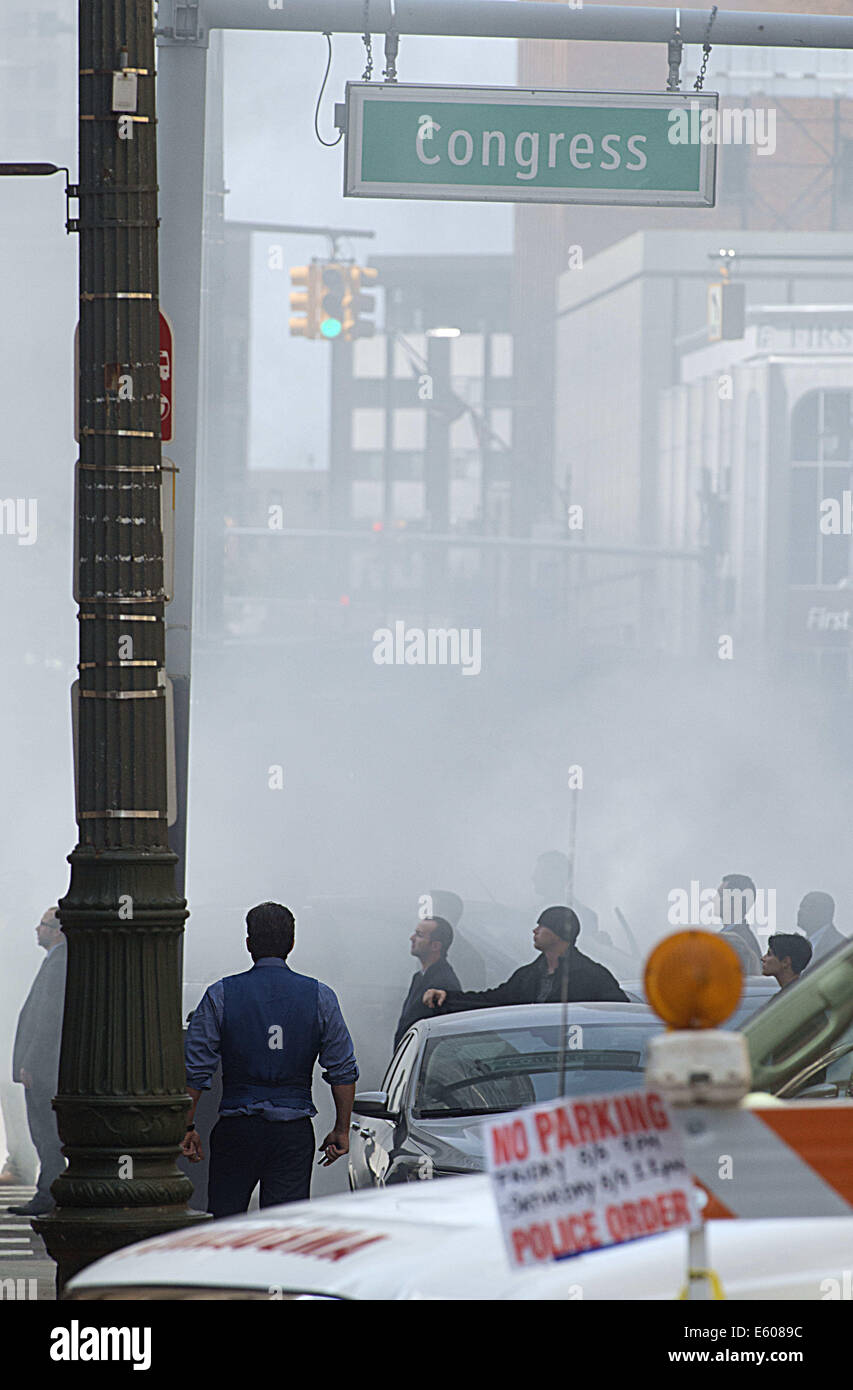 Detroit, MI, USA. 9th Aug, 2014. Ben Affleck films a scene from Batman ...