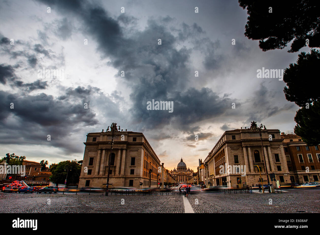 Vatican City with Saint Peter's Basilica at dusk Stock Photo - Alamy
