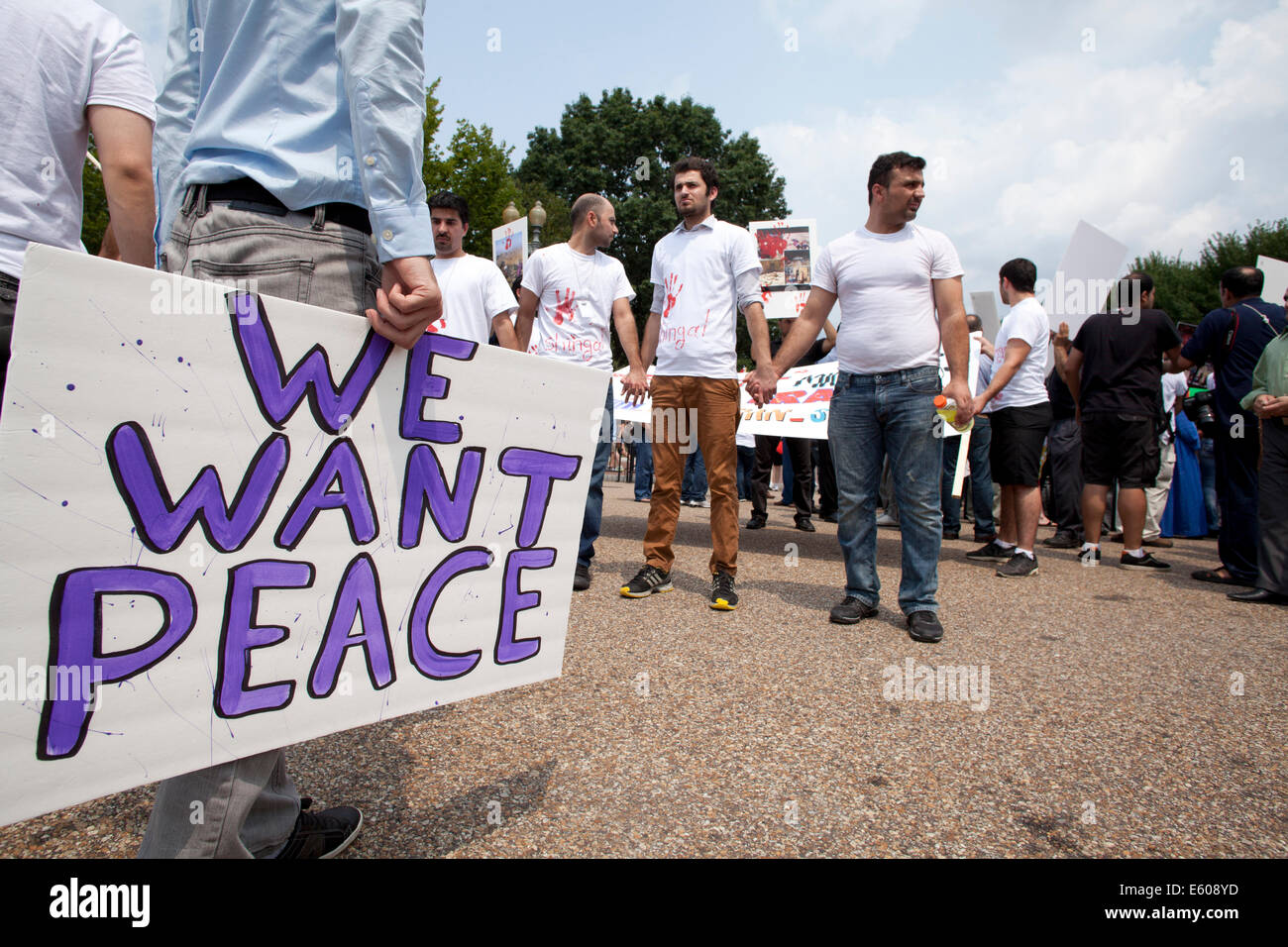 Washington, DC USA. 09th Aug, 2014. Kurdish-Americans gather in front ...