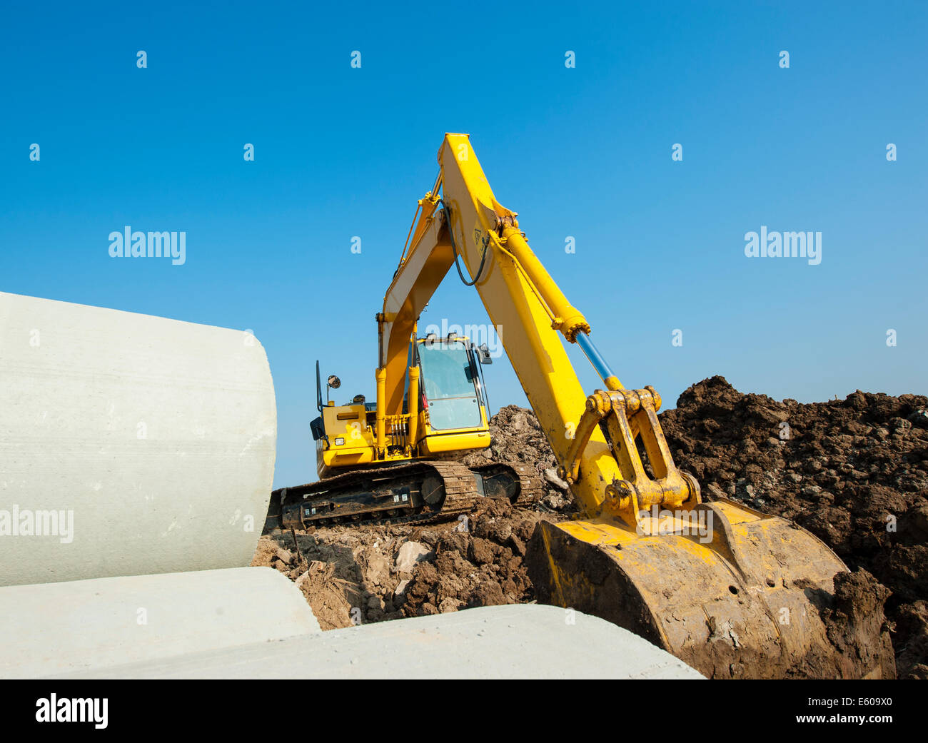 Earth mover caterpillar working construction hi-res stock photography ...