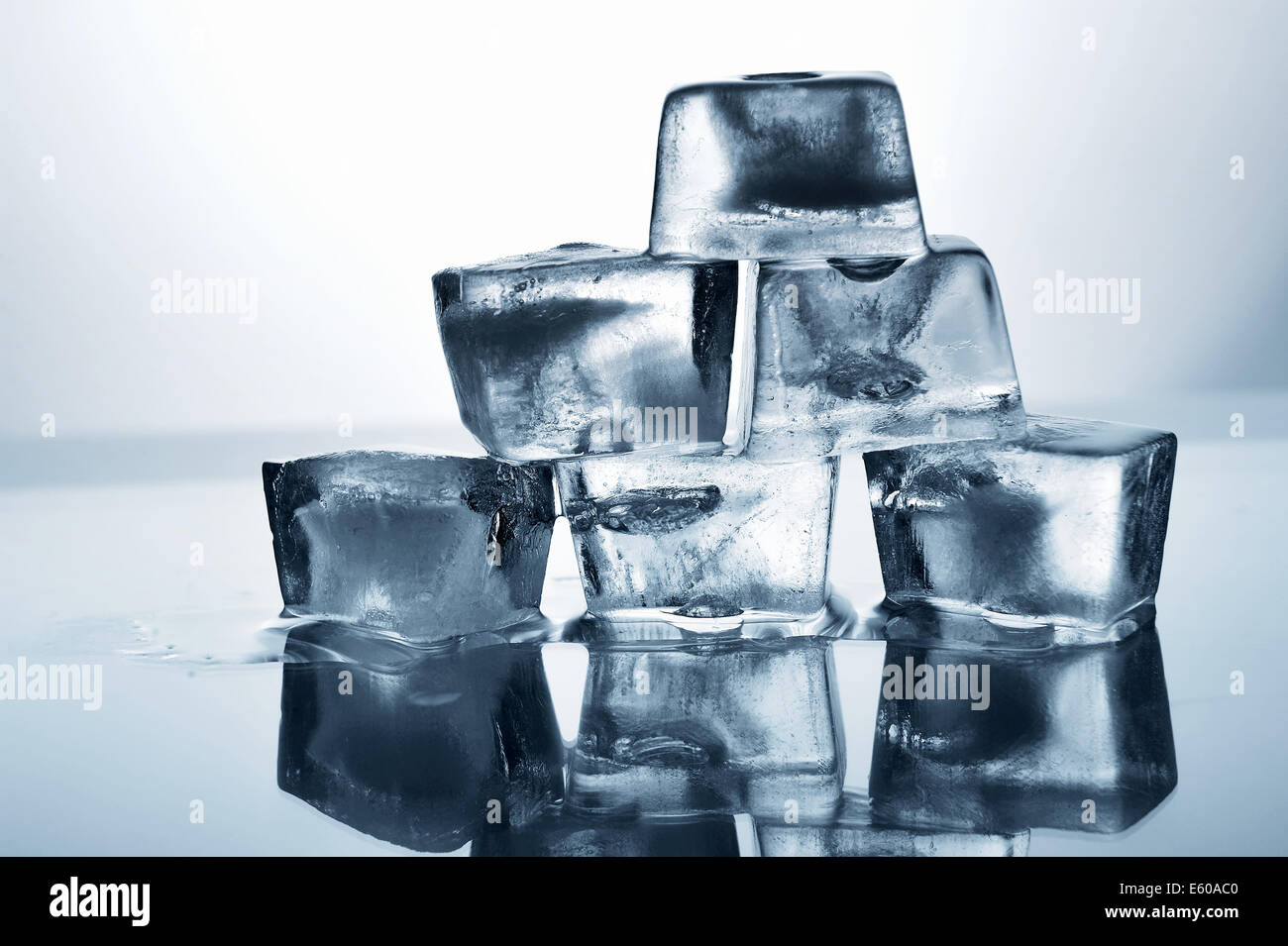 Ice cubes in pile hi-res stock photography and images - Alamy