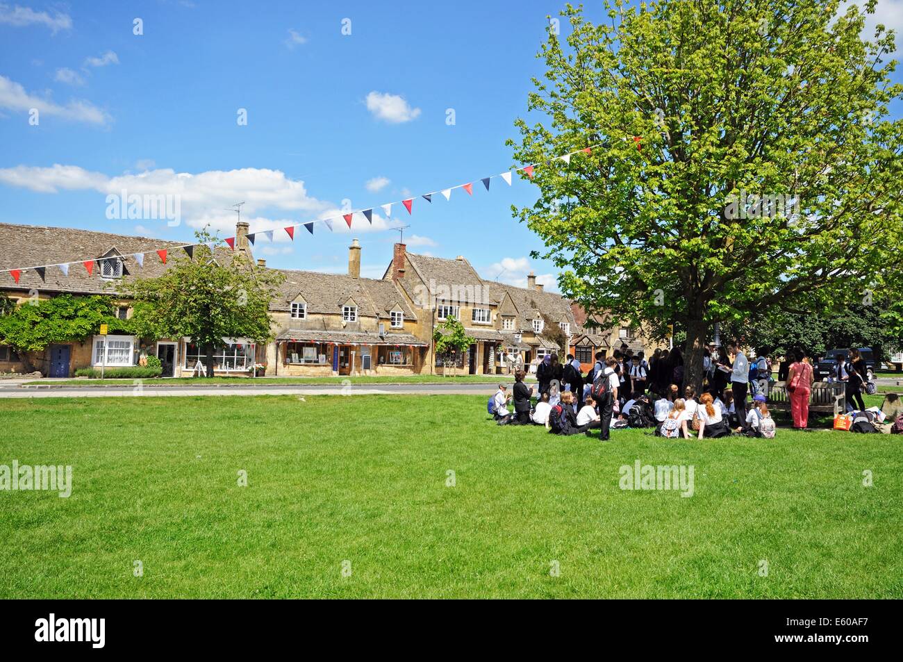 Group of school children uk hi-res stock photography and images - Alamy