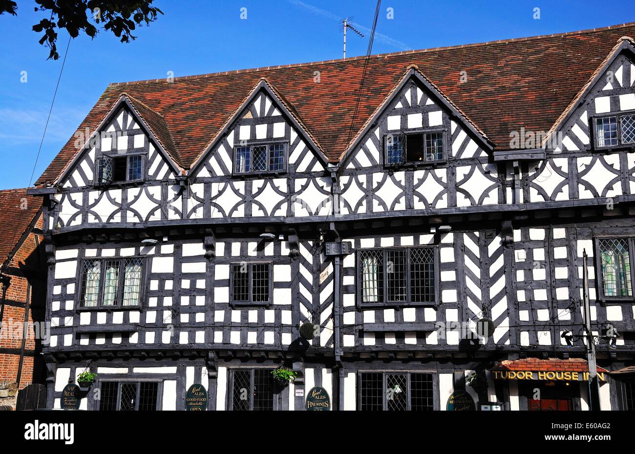 Warwick tudor building hi-res stock photography and images - Alamy