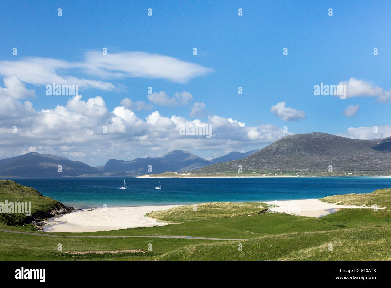 Turquoise waters of Luskentyre beach on the Isle of Harris, Outer ...