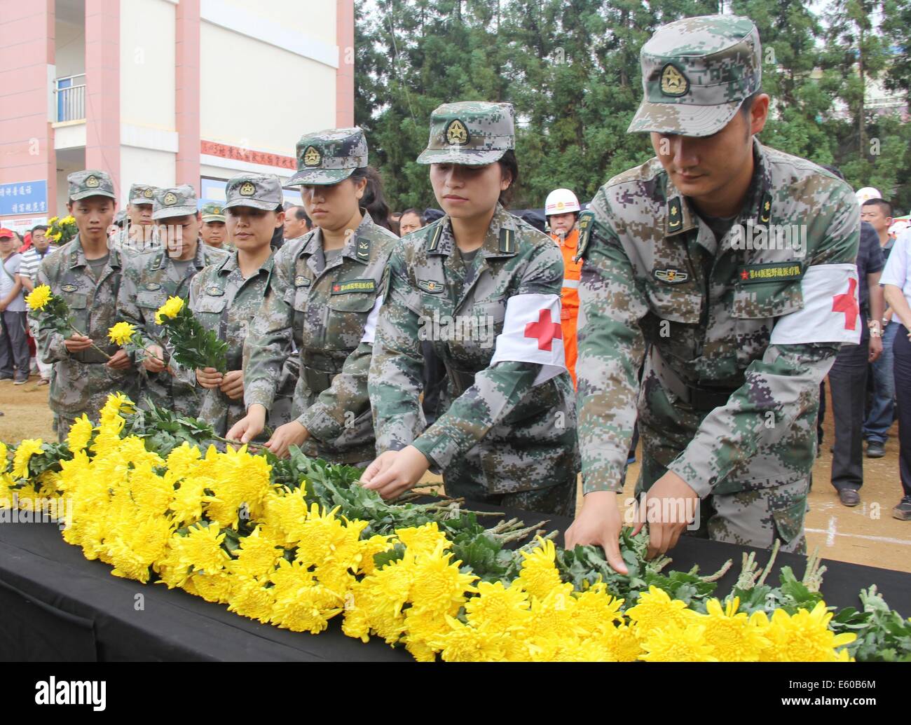 Huize, China's Yunnan Province. 10th Aug, 2014. Rescuers present ...