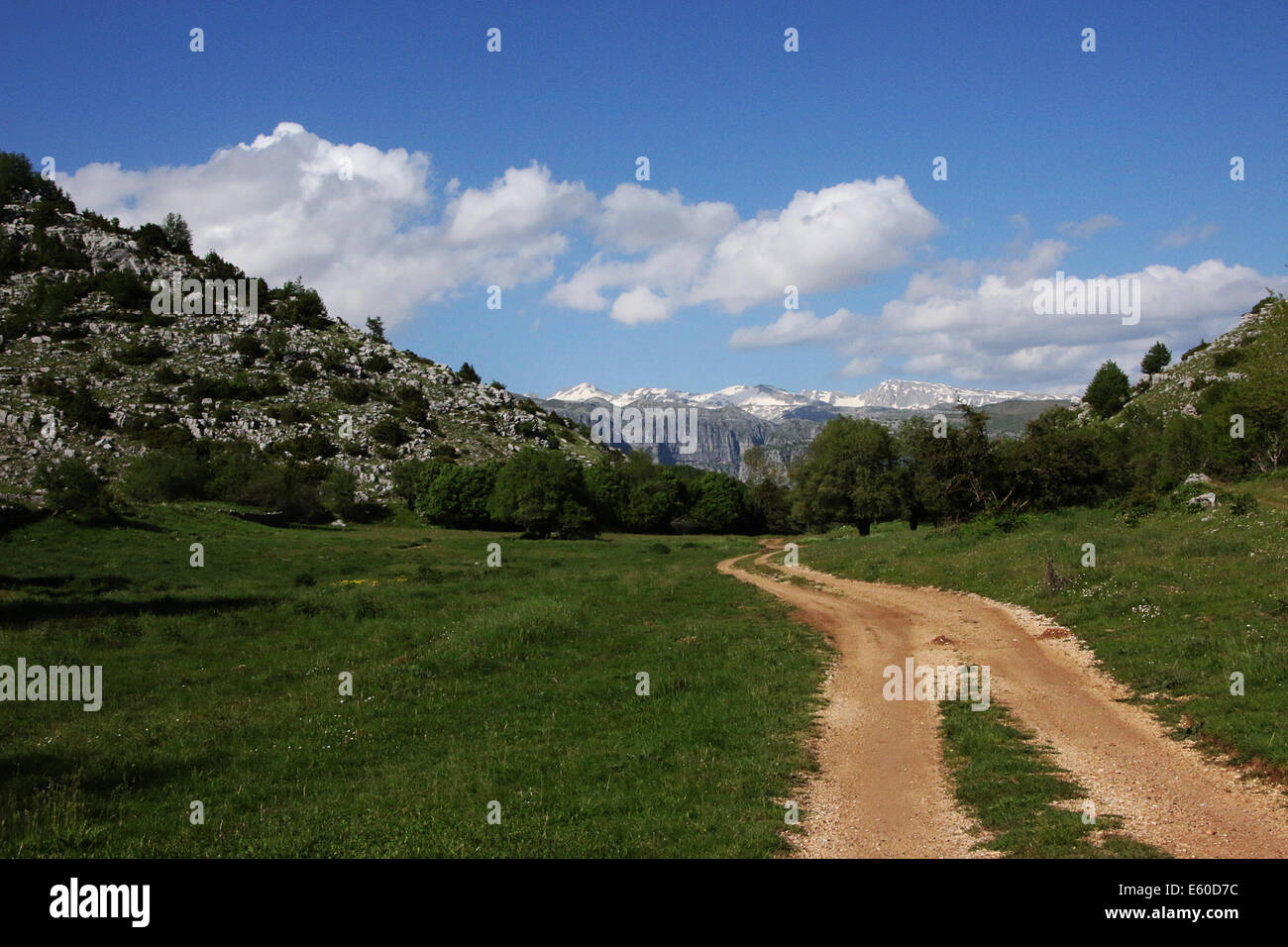 Off road tire mountain hi-res stock photography and images - Alamy
