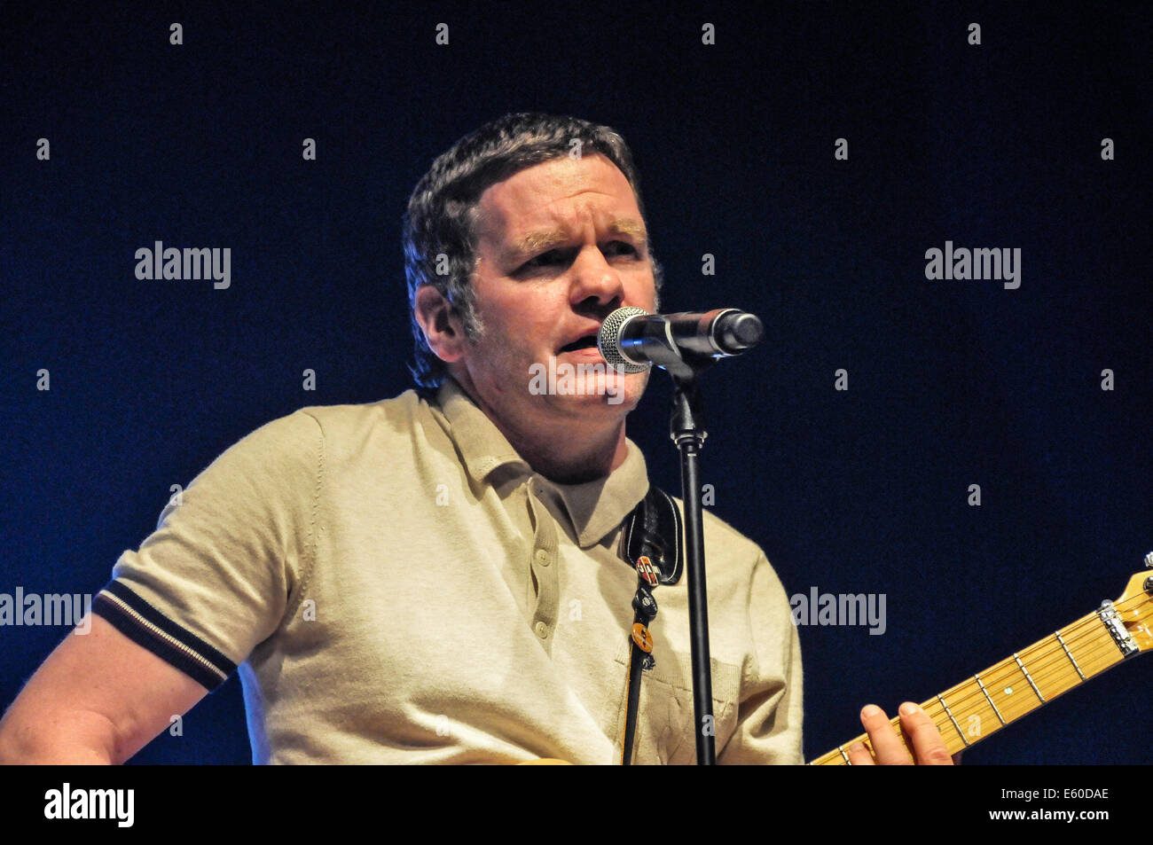 Singer 80s style hi-res stock photography and images - Alamy