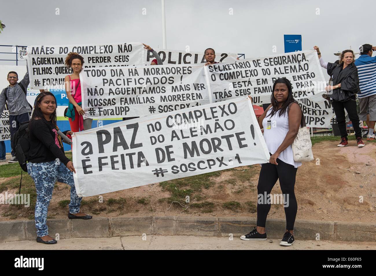 Rio favela police 2014 hi-res stock photography and images - Alamy