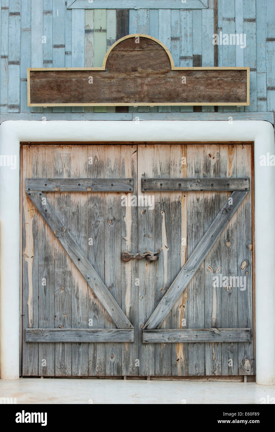 Wood farm door hi-res stock photography and images - Alamy