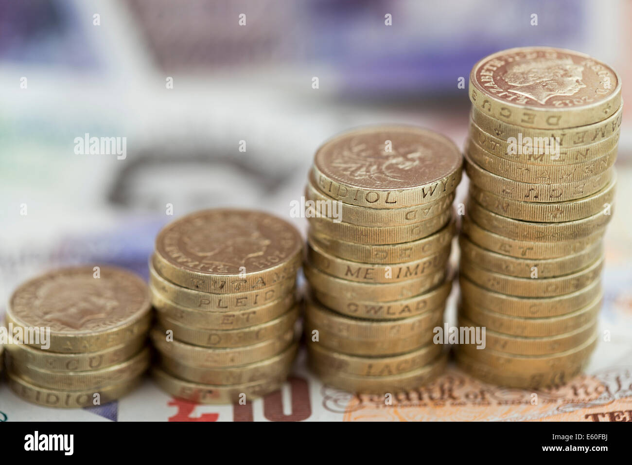 100 pound sterling notes hi-res stock photography and images - Alamy