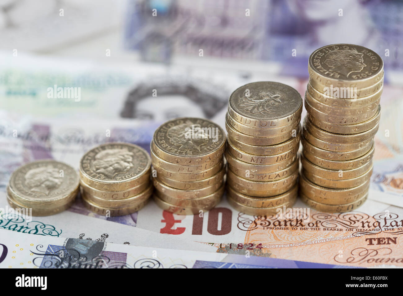 100 pound sterling notes hi-res stock photography and images - Alamy