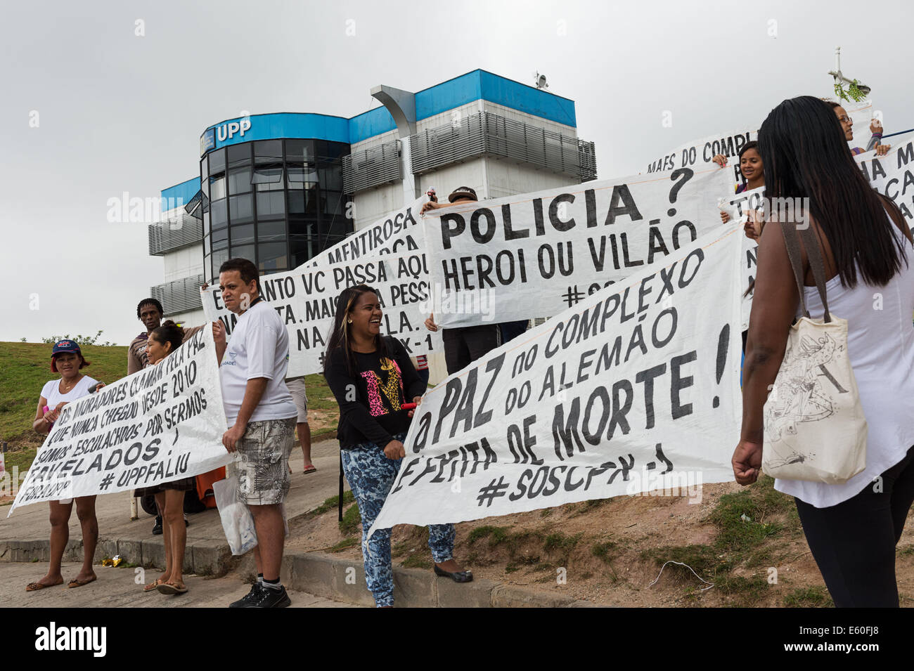 Rio favela police 2014 hi-res stock photography and images - Alamy