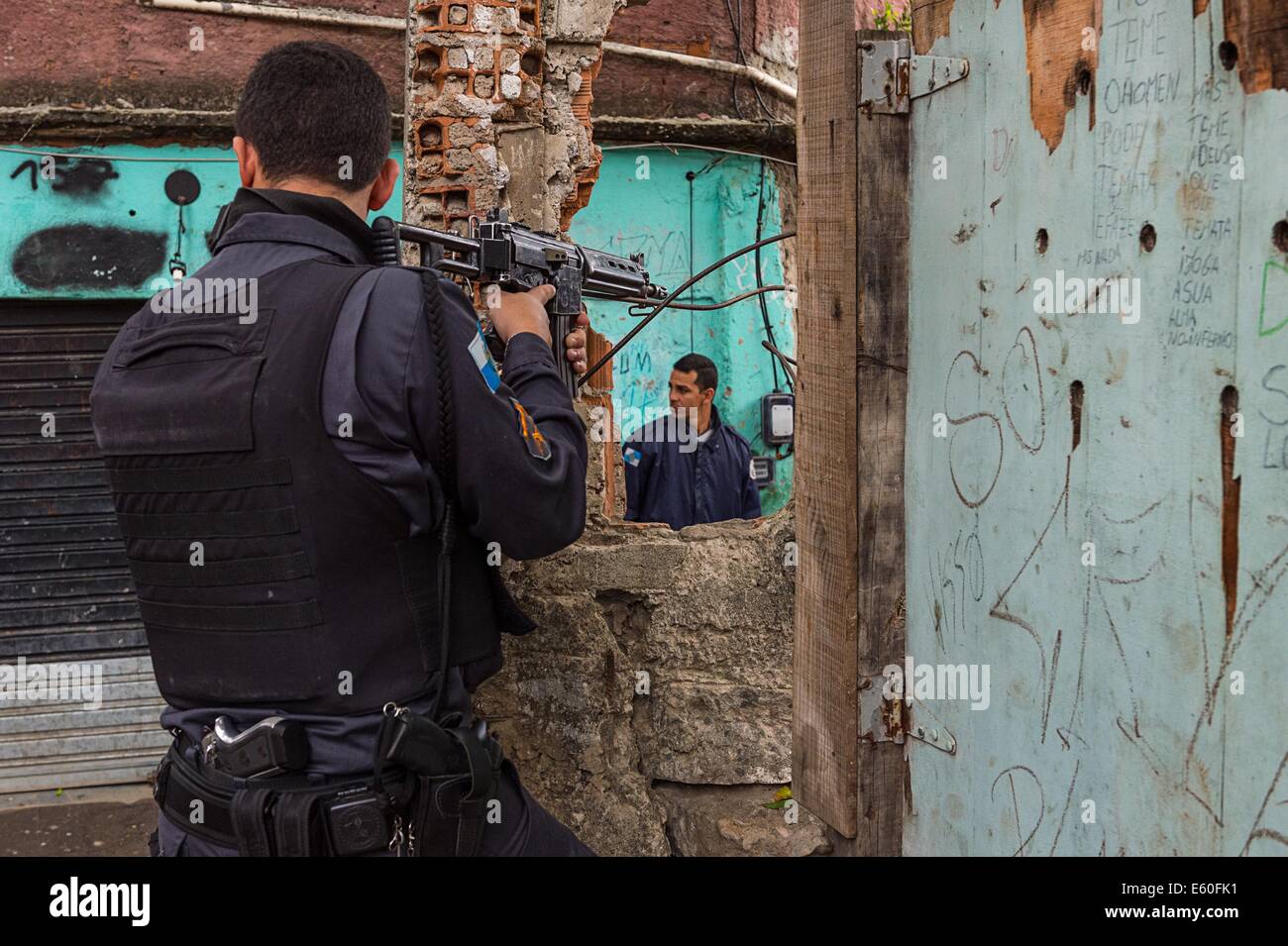 Rio favela police 2014 hi-res stock photography and images - Alamy