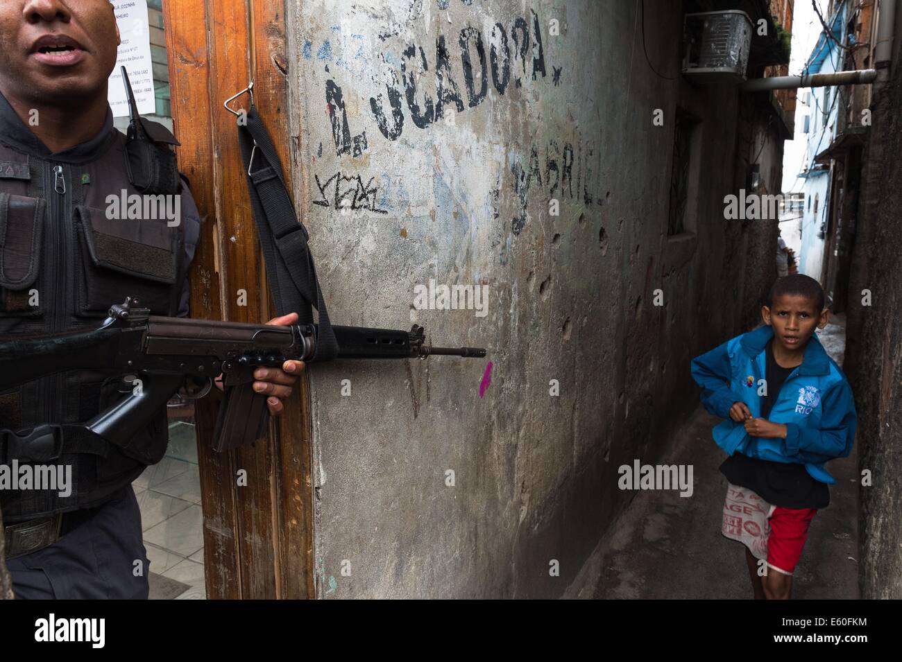Rio favela police 2014 hi-res stock photography and images - Alamy