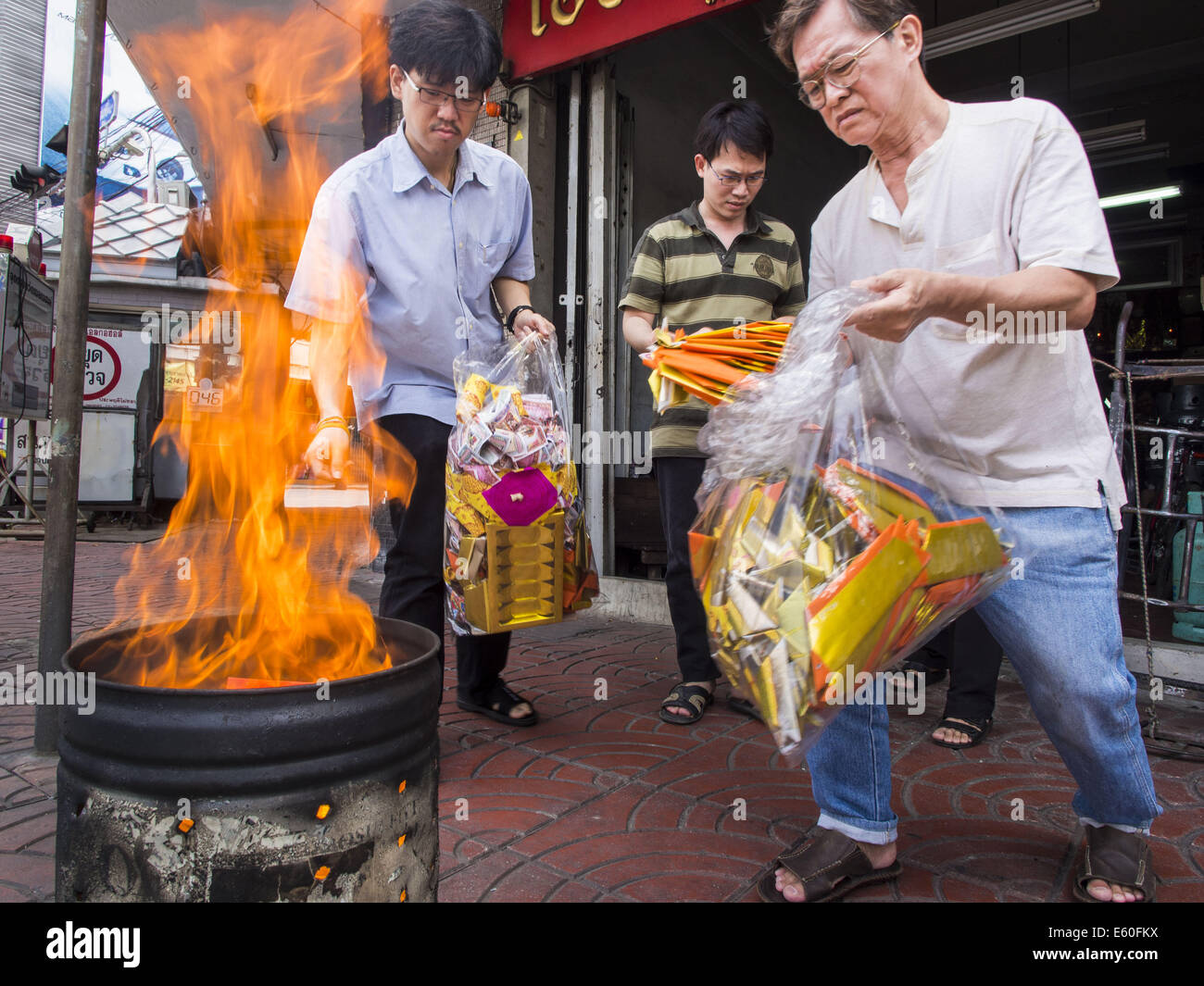 Ghosts made from sheets hi-res stock photography and images - Alamy