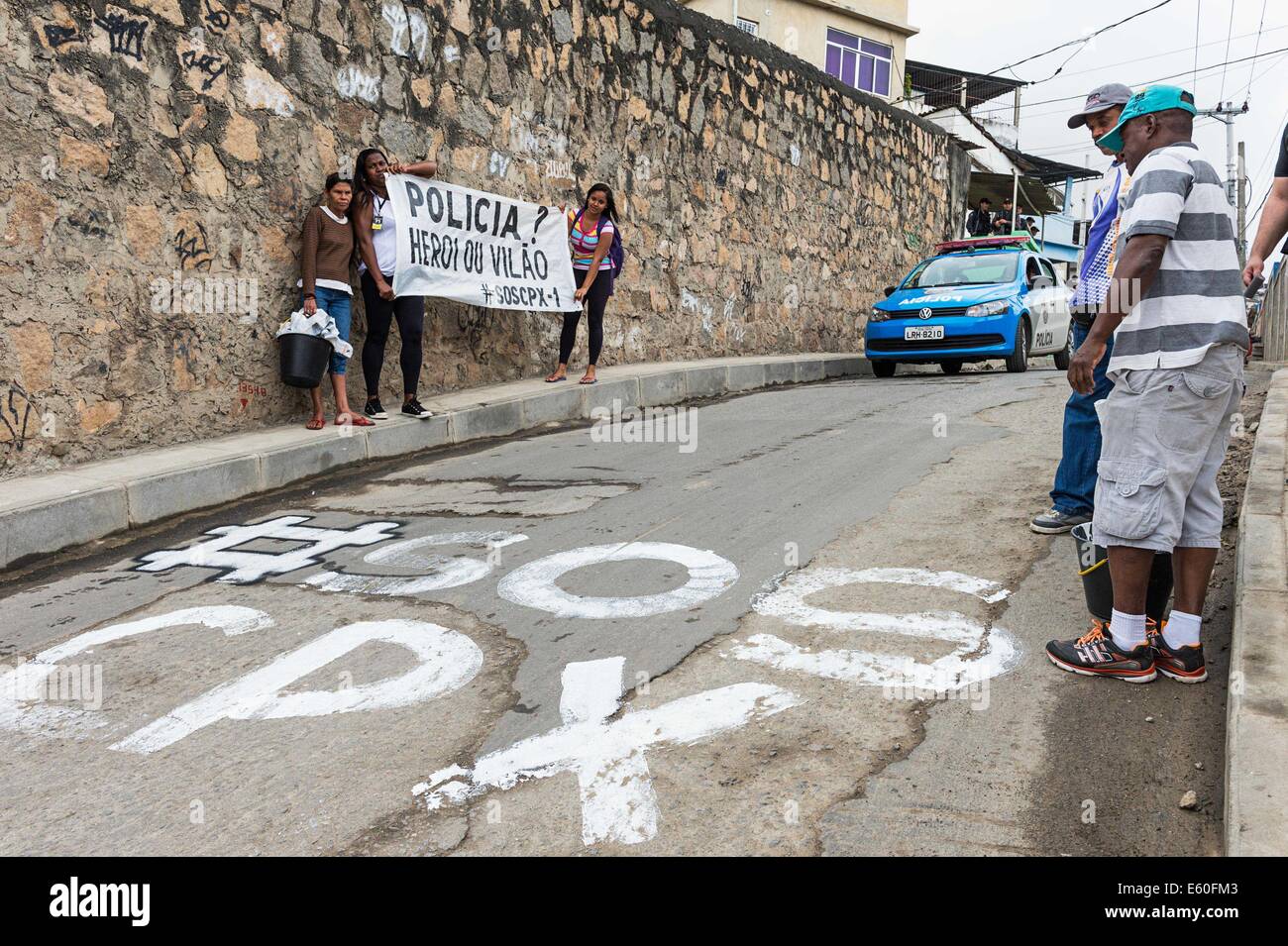Rio De Janeiro, RJ, Brazil. 8th Aug, 2014. Residents protesting for ...