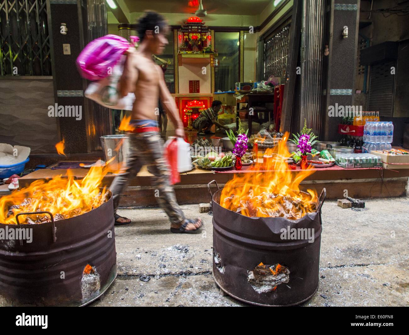 Burning joss paper hi-res stock photography and images - Alamy