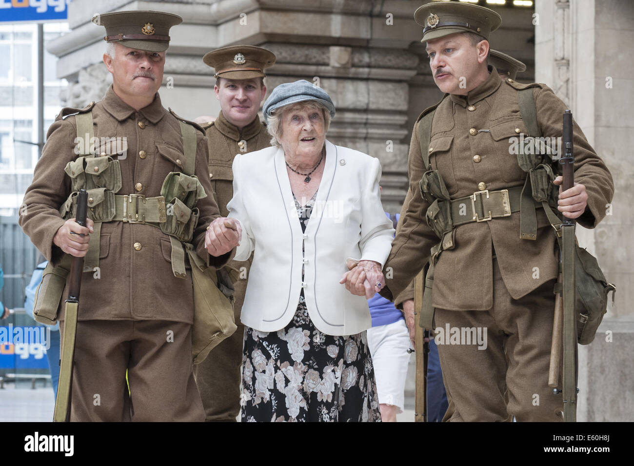 Pictured waterloo station hi-res stock photography and images - Alamy
