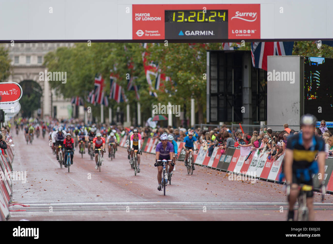 London surrey 100 bike ride sun hi-res stock photography and images - Alamy