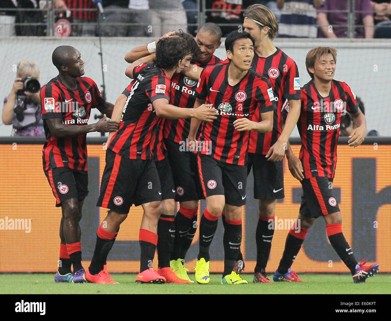 Frankfurt's team celebrates the 1-1 during the soccer test match ...